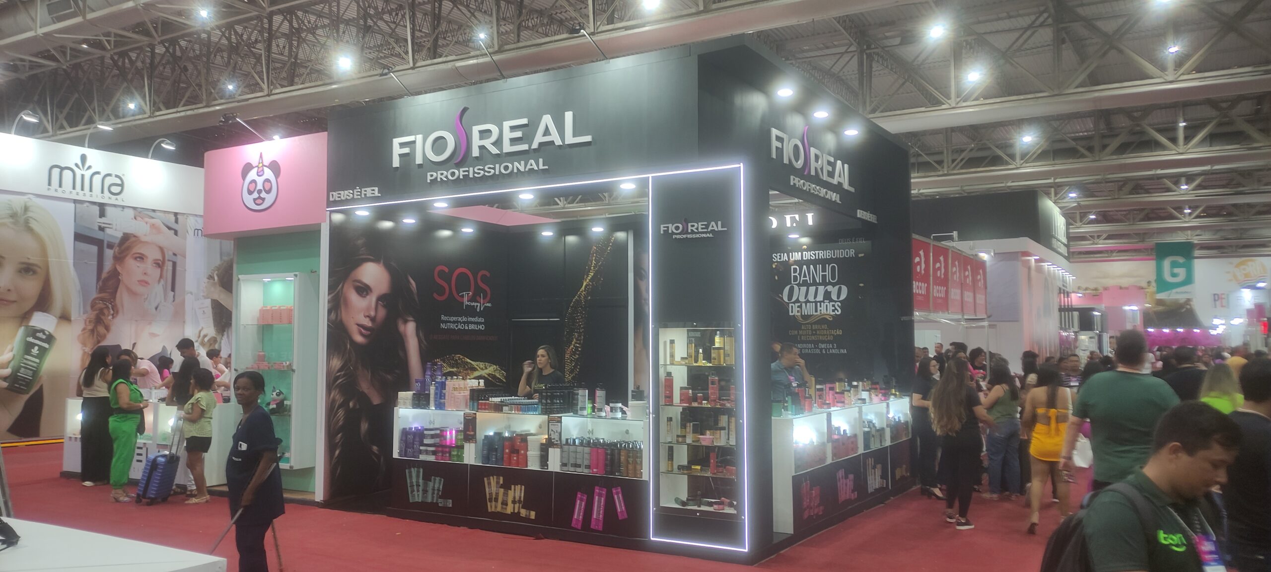 Explore a relevância poderosa de uma testeira em stands